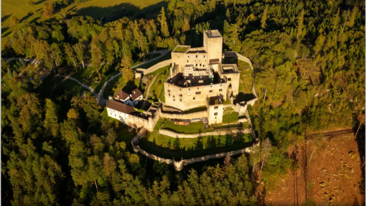 Landštejn Castle – a unique castle from the Romanesque period | Prague ...